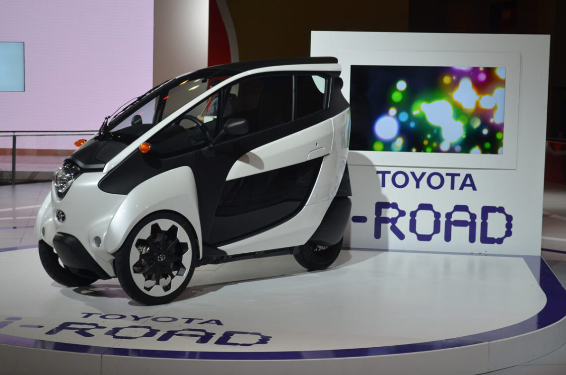 Toyota prueba en Tokio el I-road, su vehículo más chico y eléctrico