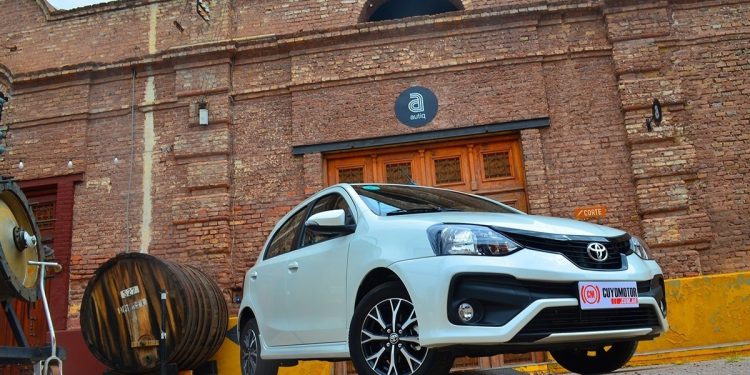Testeamos El Auto Más Vendido ¿cuál Es El Secreto Del Toyota Etios