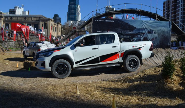 Ford Ranger Raptor vs Toyota Hilux GR Sport: pelea de titanes|Ford ...