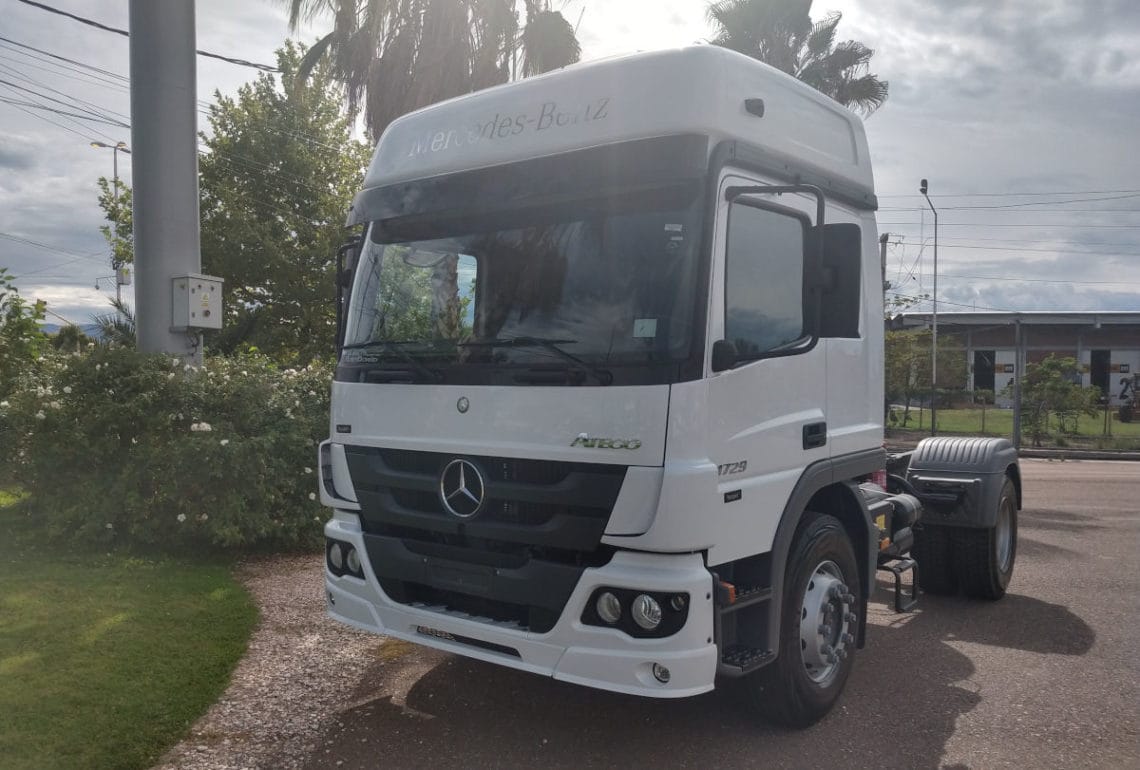 Llegaron a Mendoza dos imponentes y tecnológicos camiones Mercedes Benz