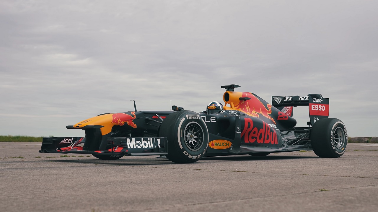 Drag Race: Porsche 911 Turbo S vs Red Bull RB7 vs BMW M1000 RR