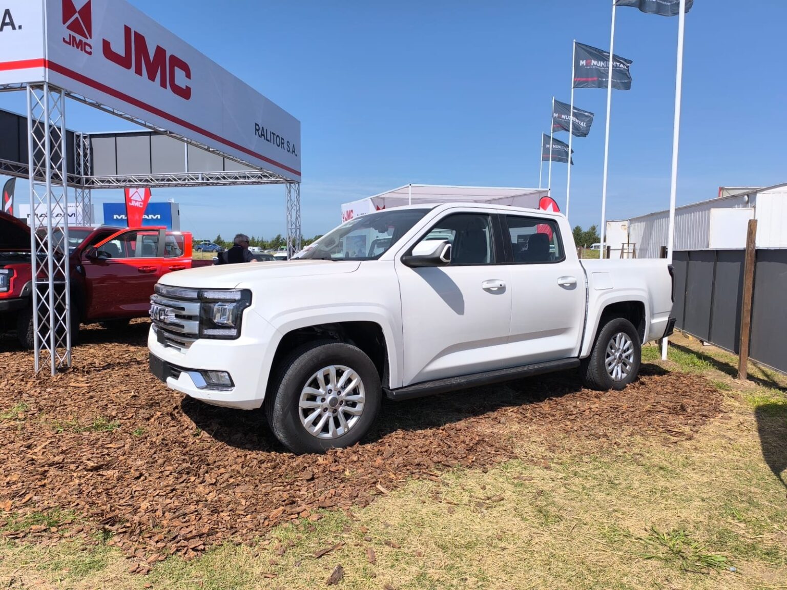 JMC Grand Avenue: llegó al país la copia de F-150 y Raptor