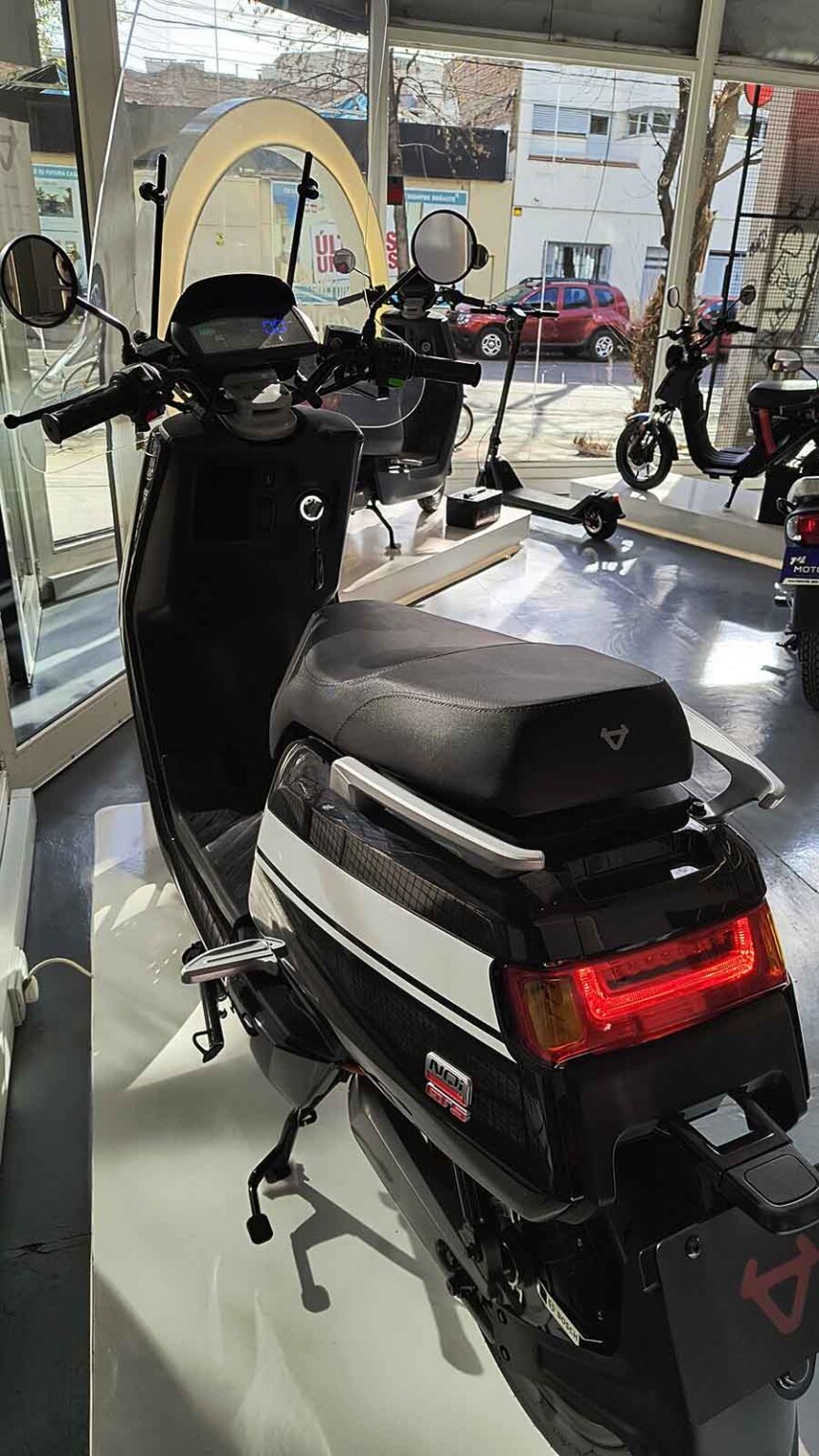 Nuuv NQi GTS: conocé este scooter eléctrico tope de gama